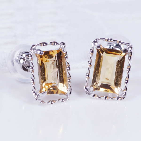 商品スペック ●シトリン：2石（スクエアカット）計約1カラット ●枠：プラチナ900 ●最大幅：約8.7×6.2mm ●シリコン付きキャッチ ●重さ：約1.2g 約2〜3週間前後でお届けします。（在庫を確認しまして詳しい納期をお知らせいたし...