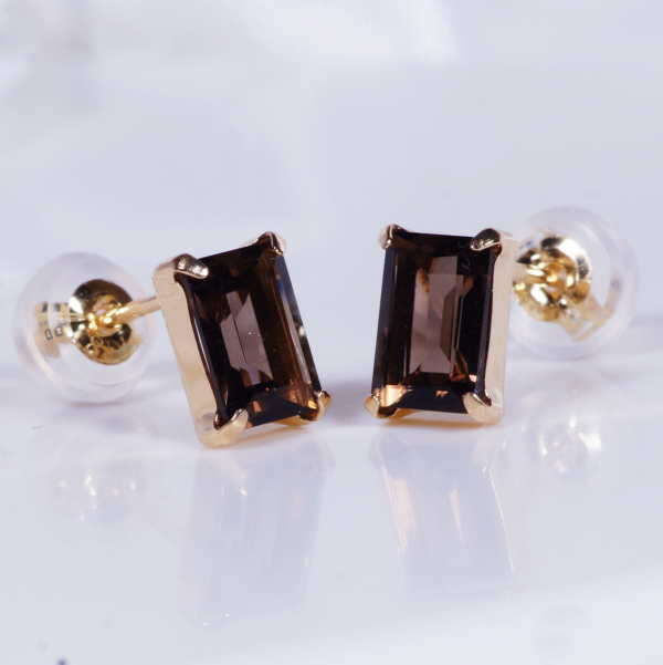 ●スモーキークォーツ：2石（スクエアカット）計1カラット ●枠：18金 ●最大幅：約6.8×5mm ●シリコン付きキャッチ ●重さ：約1g 【商品情報】 ●人気の高いスモキークオーツを使ったシンプルデザインのスタッドピアスをお買い求めやすい...