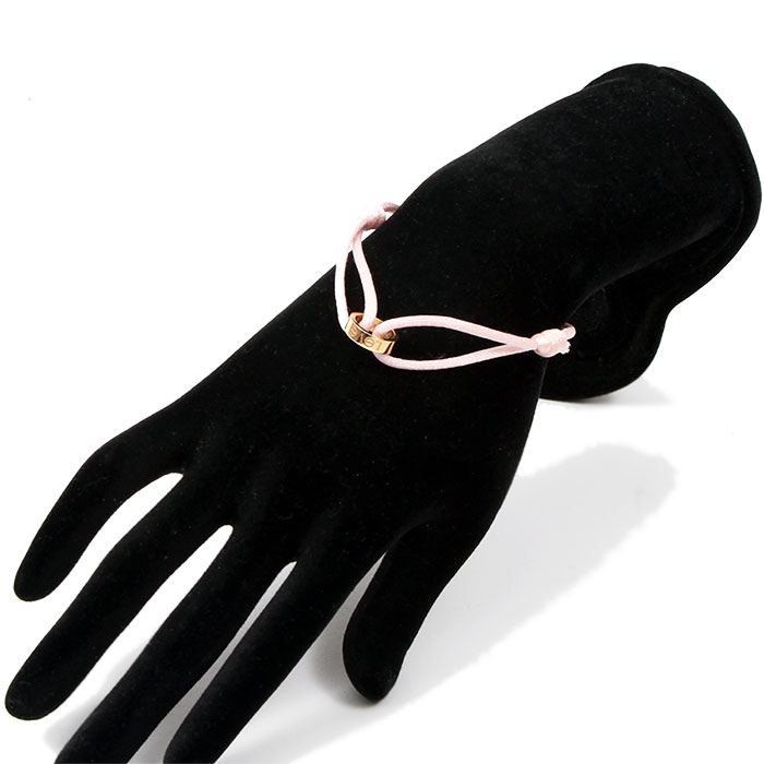 単なるジュエリーではなく、「愛を形にし、社会貢献もできる」というストーリー性。 通常の固いラブブレスレットとは異なり、シルクコードを組み合わせたデザインが特徴です。 コードが調整可能なのでフィット感が柔らかく日常使いしやすい。固いバングルタ...