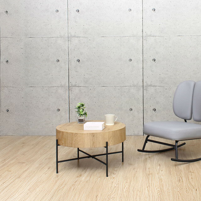 クロシオ 天厚約12cmの重厚感 バーム コーヒーテーブル特徴 ■天厚約12cmと重厚感があります。 ■ 天板の個性的な木目柄が天然木のような温もりを演出します。 木目調の天板とスチール脚の組み合わせがスタイリッシュ。 ■ 直径約63cmと...