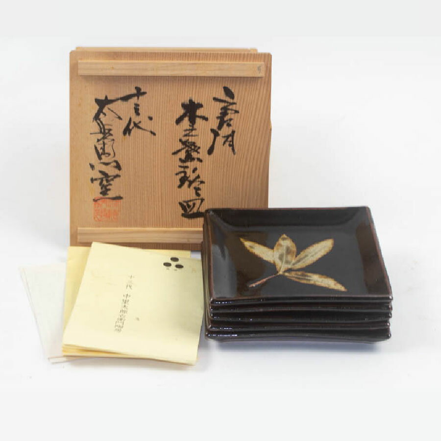 商品名 十三代 中里太郎右衛門窯 唐津 木ノ葉 銘々皿 共箱 サイズ 横:13cm 縦:1.5cm 状態 良好 付属品 栞/共箱（経年による、シミ汚れございます） 備考 中古品の為、傷、汚れ等、使用感がある場合がございます。 詳しい事は写真...