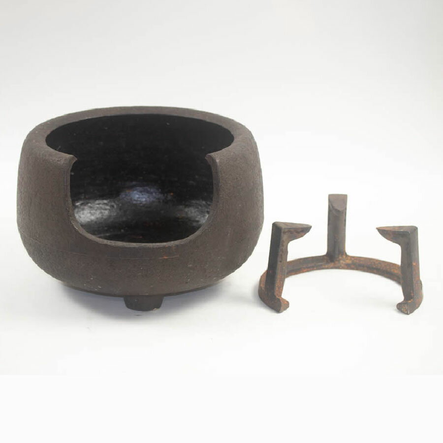 　 商品名 南部鉄器 真正 面取風炉 五徳付 中古 サイズ 風炉外径：約30cm 高さ：約21cm 状態 良好（若干汚れ、錆有） 付属品 五徳 /紙箱（キズ、汚れ有） 備考 中古品の為、傷、汚れ等、使用感がある場合がございます。 詳しい事は...
