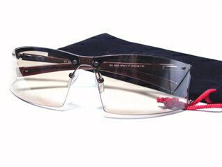 幅広・豪快なデザインが特徴的な作品。 アウトドア系のレジャーに合いそうです。 普通とは一味違う品をお探しの人にお勧め！ フレーム横幅 13．1cm テンプル（つる部分） 13．8cm 備考 可視光線透過率　20％ 紫外線透過率　1．0％以下...