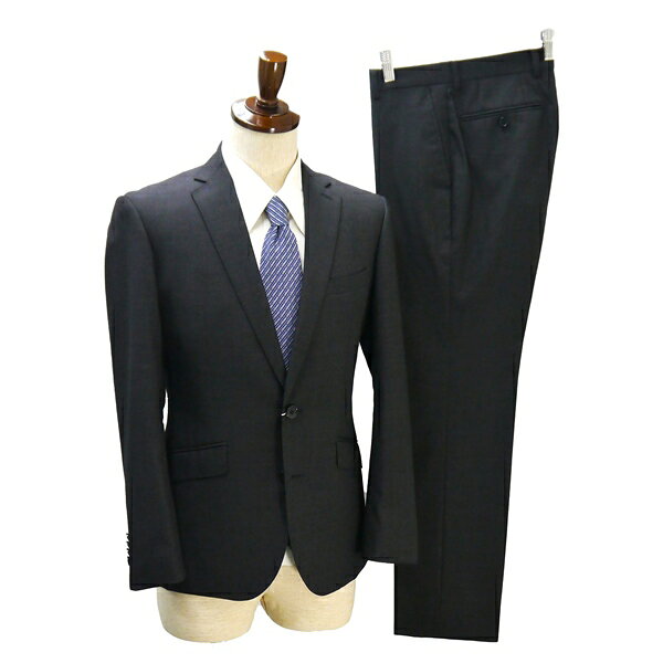 【商品説明】 ・春秋対応。2つボタンシングル。総裏地仕上げ。センターベント。フラップポケット。ネーム刺繍あり。本切羽。 ノータック。裾シングル。 ・カラー：ダークグレー ・素材：画像参照 ・製造会社：全日本紳士服産業協議会 ・型番：1104...