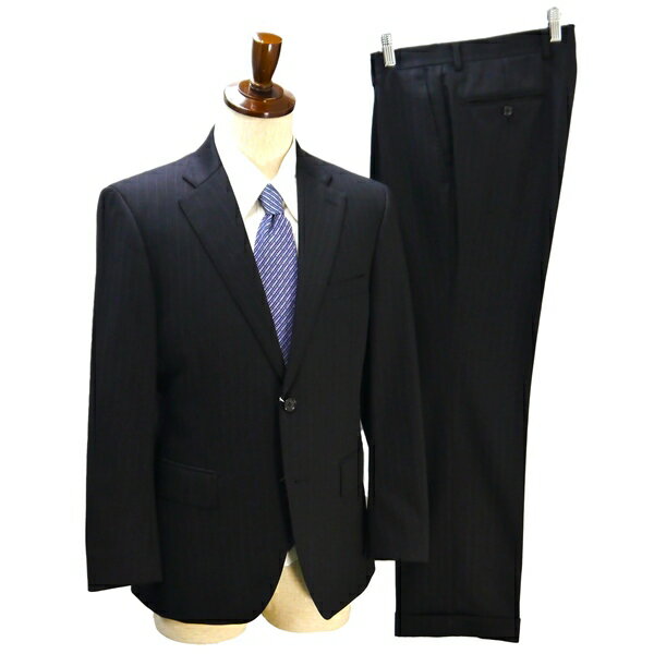 【商品説明】 ・春秋冬対応。2つボタンシングル。総裏地仕上げ。サイドベンツ。フラップポケット。ネーム刺繍なし。開き見せ。 ワンタック。裾ダブル（スナップボタン加工）。 ・カラー：ダークグレーにストライプ ・素材：画像参照 ・製造会社：(株)...