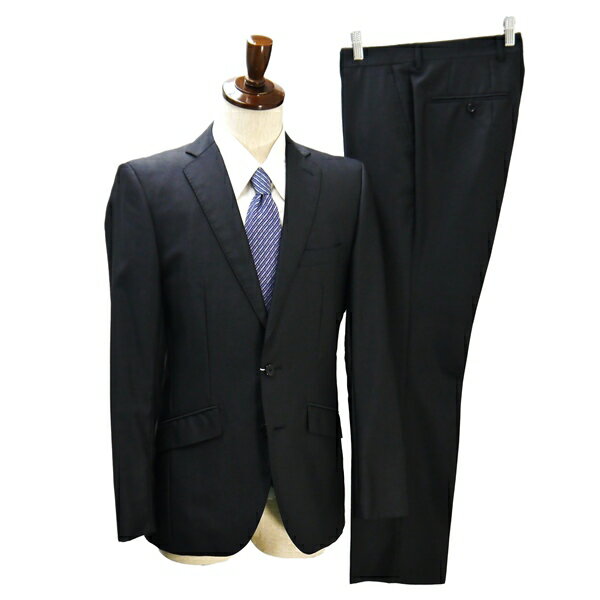 【商品説明】 ・春秋対応。Shiny Wool使用。2つボタンシングル。背抜き。センターベント。フラップポケット。ネーム刺繍なし。開き見せ。 ノータック。裾シングル。 ・カラー：光沢のあるダークグレー ・素材：画像参照 ・製造会社：(株)ワ...