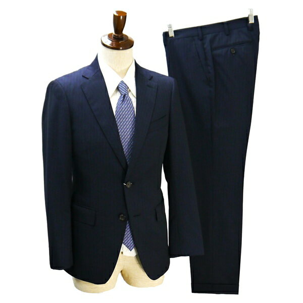 【商品説明】 ・春秋冬対応。2つボタンシングル。総裏地仕上げ。センターベント。フラップポケット。ネーム刺繍なし。開き見せ。 ノータック。裾ダブル。 ・カラー：ダークネイビーにストライプ ・素材：画像参照 ・製造会社：(株)ファイブフォックス...