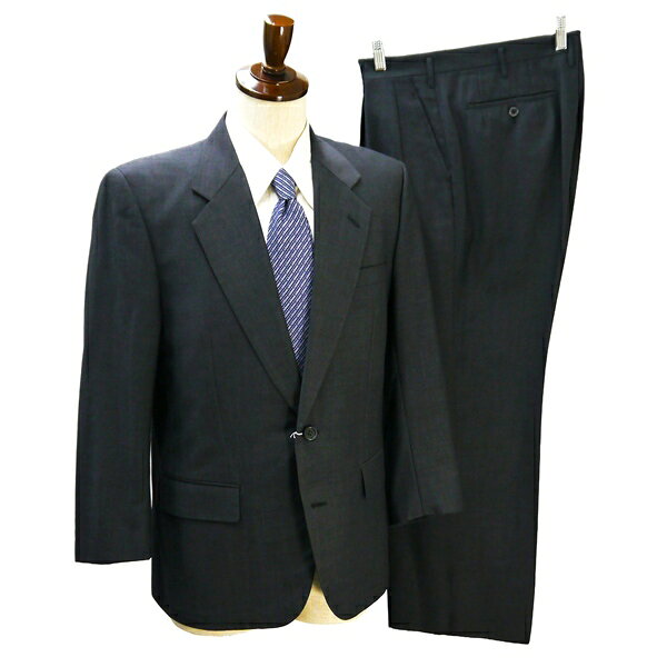 【商品説明】 ・春秋対応。2つボタンシングル。背抜き。センターベント。フラップポケット。ネーム刺繍あり。開き見せ。 ツータック。裾シングル。予備スラックスあり(予備スラックスは裾ダブルスナップボタン付き）。 ・カラー：ダークグレー ・素材：...