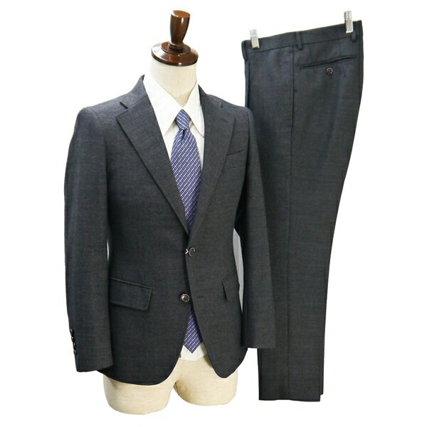 【商品説明】 ・春秋冬対応。2つボタンシングル。背抜き。センターベント。フラップポケット。ネーム刺繍なし。本切羽。 ワンタック。裾シングル。 ・カラー：ダークグレー ・素材：画像参照 ・製造会社：全日本紳士服産業協議会 ・型番：JSK210...