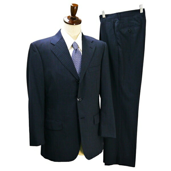 【商品説明】 ・春夏対応。段返り3つボタンシングル。背抜き。サイドベンツ。フラップポケット。ネーム刺繍あり。開き見せ。 ワンタック。裾シングル。ウエストアジャスター付き。 ・カラー：ダークネイビーにストライプ ・素材：画像参照 ・製造会社：...