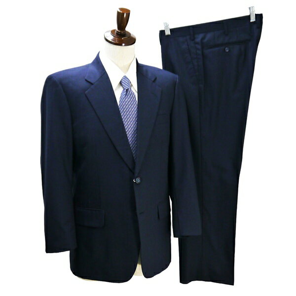 【商品説明】 ・春秋対応。2つボタンシングル。背抜き。センターベント。フラップポケット。ネーム刺繍あり。開き見せ。 ワンタック。裾シングル。 ・カラー：ダークネイビーにシャドーストライプ ・素材：画像参照 ・製造会社：高島屋 玉川店 ・型番...