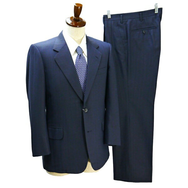 【商品説明】 ・春秋冬対応。LECOANET HEMANT使用。2つボタンシングル。背抜き。センターベント。フラップポケット。ネーム刺繍あり。開き見せ。 ツータック。裾シングル。 ・カラー：グレーがかったダークネイビーにシャドーストライプ ...