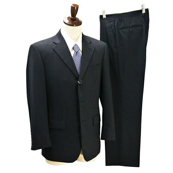 【商品説明】 ・春秋冬対応。3つボタンシングル。総裏地仕上げ。ノーベント。フラップポケット。ネーム刺繍なし。開き見せ。 ツータック。裾シングル。 ・カラー：ダークグレーにストライプ ・素材：画像参照 ・製造会社：社団法人 日本アパレル産業協...