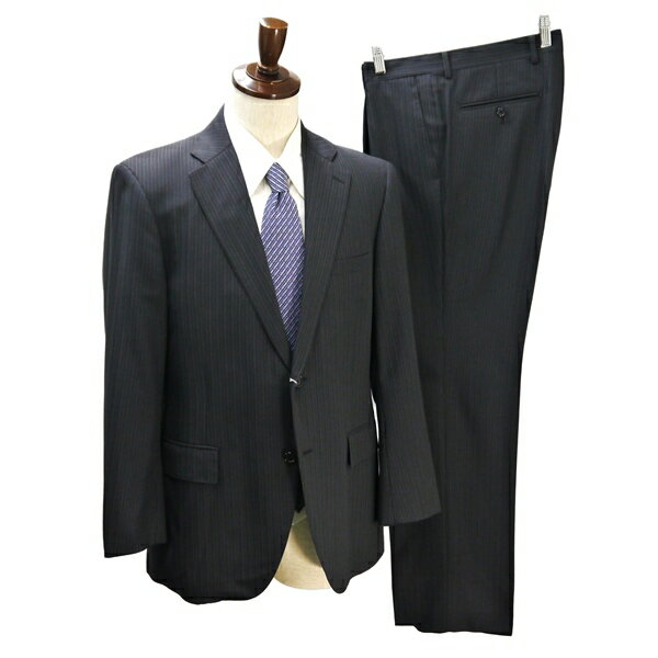 【商品説明】 ・春秋冬対応。r.a.s.o.使用。2つボタンシングル。総裏地仕上げ。サイドベンツ。フラップポケット。ネーム刺繍あり。開き見せ。 ワンタック。裾シングル。 ・カラー：ダークグレーにストライプ ・素材：画像参照 ・製造会社：(株...