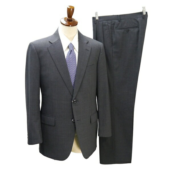 【商品説明】 ・春夏対応。2つボタンシングル。背抜き。サイドベンツ。フラップポケット。ネーム刺繍なし。開き見せ。 ツータック。裾シングル。 ・カラー：ダークグレーにストライプ ・素材：画像参照 ・製造会社：社団法人日本アパレル産業協会 ・型...