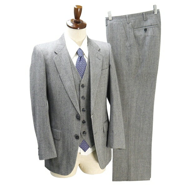 【商品説明】 ・秋冬対応。ベストあり。2つボタンシングル。背抜き。センターベント。フラップポケット。ネーム刺繍あり。開き見せ。 ノータック。裾シングル。 ・カラー：グレーにシャドーストライプ ・素材：画像参照 ・型番：1219 ・表記サイズ...