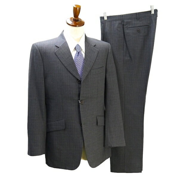 【商品説明】 ・秋冬対応。段返り3つボタンシングル。総裏地仕上げ。サイドベンツ。フラップポケット。ネーム刺繍なし。開き見せ。 ワンタック。裾シングル。 ・カラー：ダークグレーにチェック ・素材：画像参照 ・製造会社：(株)ワールド ・型番：...