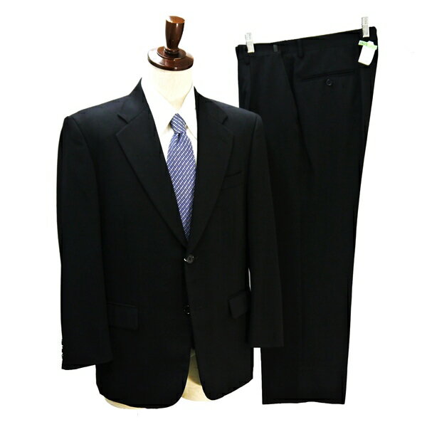 【商品説明】 ・春秋対応。C.D.K SUPER TEX使用。2つボタンシングル。背抜き。センターベント。フラップポケット。ネーム刺繍あり。開き見せ。 ワンタック。裾シングル。ウエストアジャスター付き。 ・カラー：ブラック ・素材：画像参照...