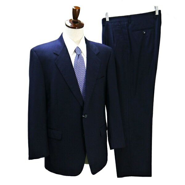 【商品説明】 ・春秋冬対応。イタリア製カノニコ使用。2つボタンシングル。総裏地仕上げ。サイドベンツ。フラップポケット。ネーム刺繍あり。開き見せ。 ツータック。裾シングル。 ・カラー：ダークネイビー ・素材：画像参照 ・製造会社：(株)ダーバ...