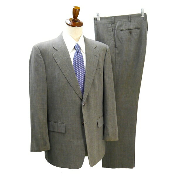 【商品説明】 ・春夏対応。2つボタンシングル。背抜き。センターベント。フラップポケット。ネーム刺繍あり。開き見せ。 ワンタック。裾シングル。 ・カラー：ブラウンがかったダークグレー ・素材：画像参照 ・製造会社：全日本紳士服産業協議会 ・型...