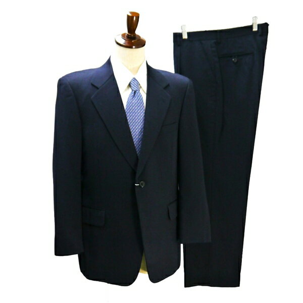 【商品説明】 ・春秋冬対応。2つボタンシングル。背抜き。センターベント。フラップポケット。ネーム刺繍なし。開き見せ。 ワンタック。裾シングル(裾上げテープ使用)。 ・カラー：ダークネイビーにストライプ ・素材：画像参照 ・製造会社：株式会社...