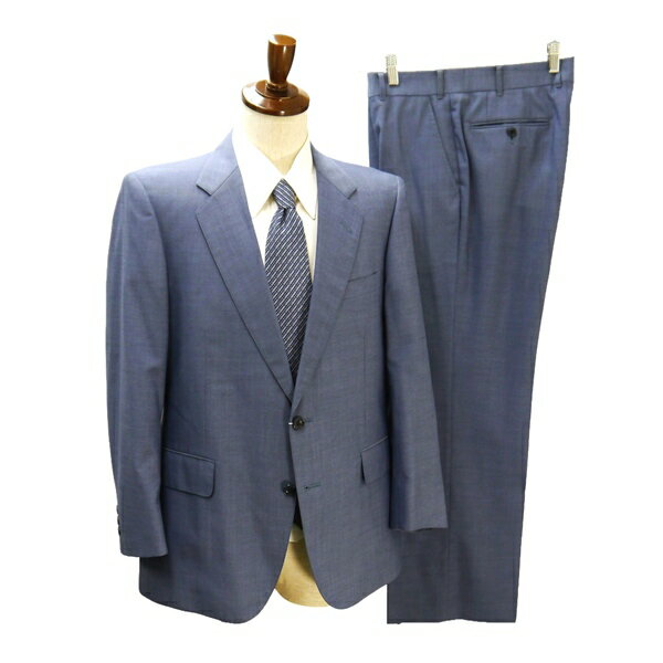 【商品説明】 ・春夏対応。2つボタンシングル。背抜き。センターベント。フラップポケット。ネーム刺繍あり。開き見せ。 ノータック。裾シングル。 ・カラー：明るめのブルー系 ・素材：画像参照 ・型番：6F513-684-27 ・表記サイズ：ジャ...