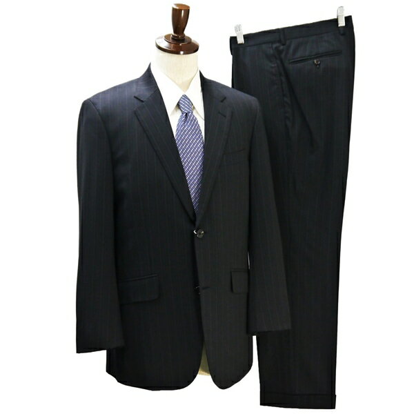 【商品説明】 ・春秋対応。Loro Piana使用。2つボタンシングル。背抜き。サイドベンツ。フラップポケット。ネーム刺繍なし。開き見せ。 ワンタック。裾ダブル。 ・カラー：ダークグレーにストライプ ・素材：画像参照 ・製造会社：(株)ジョ...