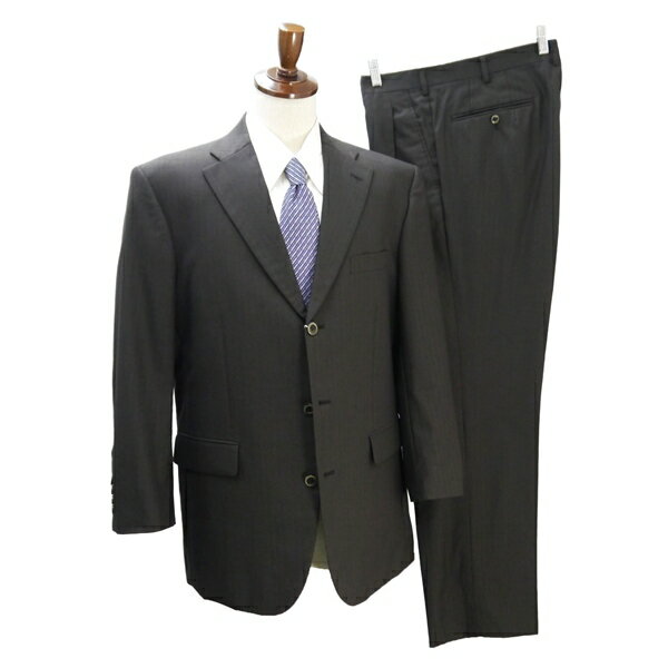 【商品説明】 ・春夏対応。3つボタンシングル。背抜き。サイドベンツ。フラップポケット。ネーム刺繍あり。開き見せ。 ツータック。裾シングル。 ・カラー：ダークブラウンにストライプ ・素材：画像参照 ・製造会社：株式会社センチュリーエール ・型...