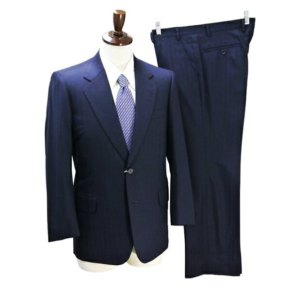 【商品説明】 ・春秋冬対応。GLASGOW Reid&Taylor使用。2つボタンシングル。背抜き。センターベント。フラップポケット。ネーム刺繍あり。開き見せ。 ノータック。裾シングル。※ウエストにつきましては、前所有者様によりサイズ調整（...