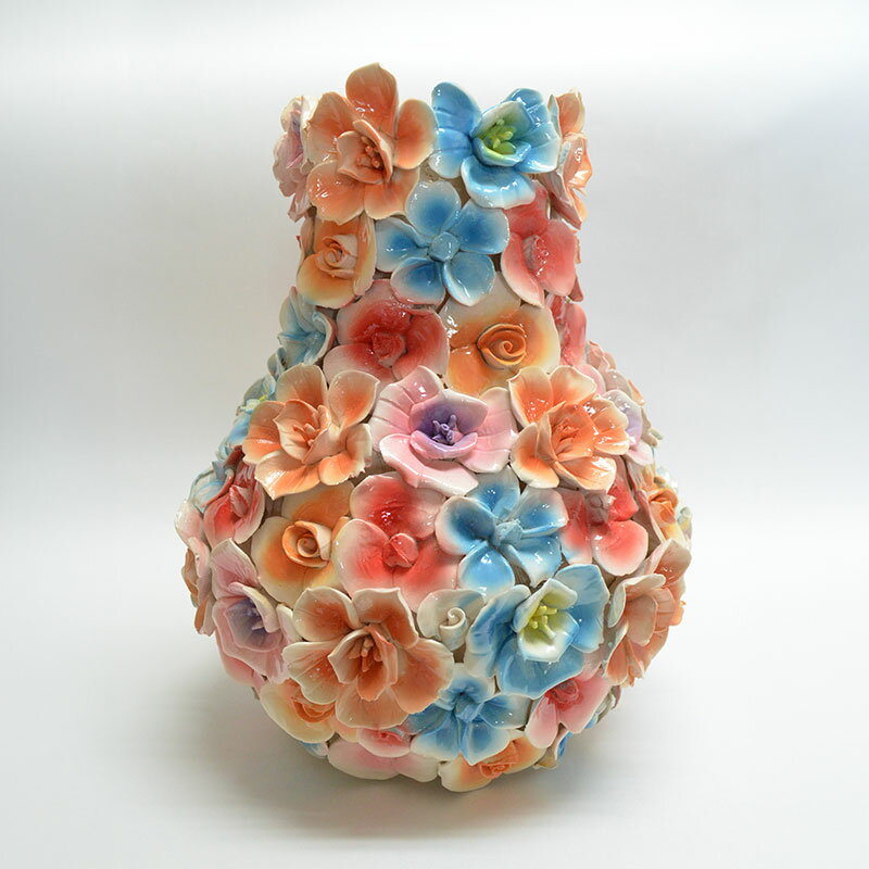 はなびらフラワーベース カラフル（Mサイズ） ガーデニングが盛んなオランダでは国際的な展示会を始め様々なガーデニング製品があります。デザインフラワーベースメーカー DESPOTS のこの製品は陶器でありながら自然物のような有機的な形状で、ど...