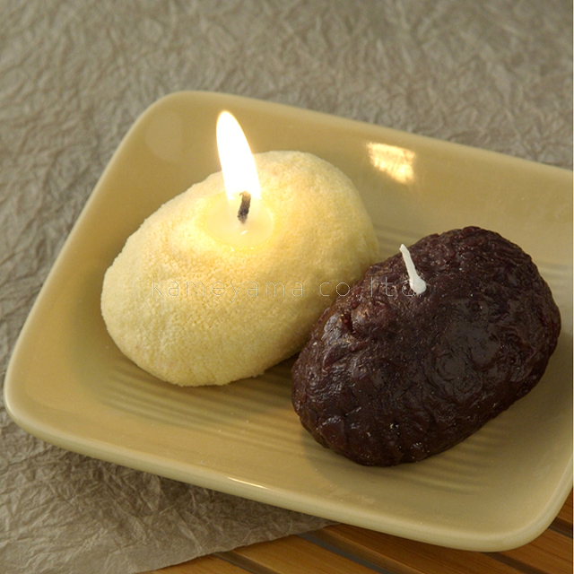 商品説明サイズ小函寸法：W125 × L103 × H43(mm)ローソク：餡子ときなこの2個入りメーカーカメヤマローソク備考故人の好物シリーズ【おはぎキャンドル2個入り】 きなことあんこの質感がまるで本物のおはぎキャンドル。 火を灯すと中...