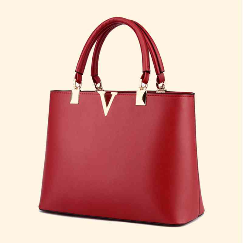 【カラー】ネイビー ピンク レッド イエロー ブラック【サイズ表記】縦23cm 横31cm 厚13cm【素材】合成革皮(PU)【季節】春 夏 秋 冬 ショップのご紹介 当店はファッションブランド通販ストアですお客様第一のお気持ちで商品サービ...