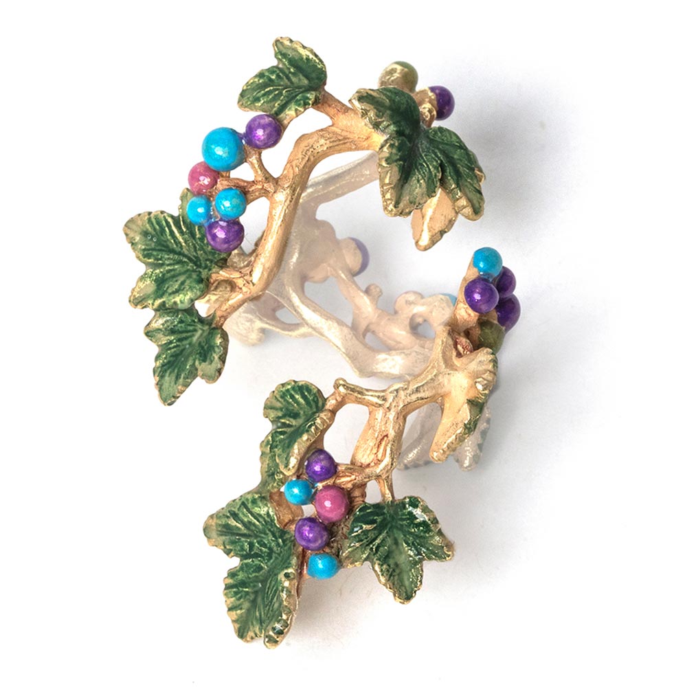 ノブドウ イヤーカフ：Palnart Poc（パルナートポック）耳元に巻き付いて鮮やかな果実を実らせるノブトウの大ぶりイヤーカフです。どの角度から見ても葉や果実が装飾された左右非対称なこだわりのデザインが魅力のアイテムです。どちらの耳にも装...