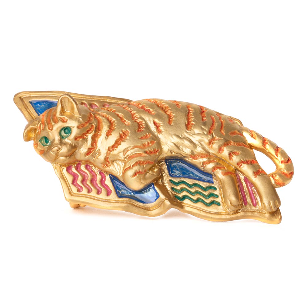 構って ブローチ：4F（フィーアエフ）Palnart Poc（パルナートポック）飼い主に構ってもらいたい猫のブローチ。読んでいる新聞にわざと乗ってごろんと寝転んだ猫が、構ってほしいと訴えかけてくるような視線が愛らしいアイテムです。新聞の記事...