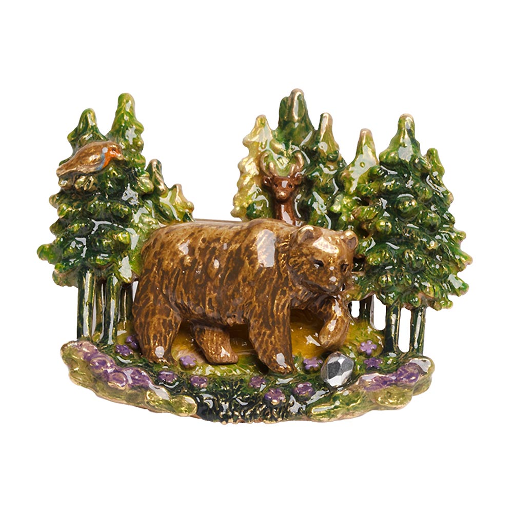 森の昼下がり ブローチ：Palnart Poc（パルナートポック）クマが花畑で宝物を見つけた瞬間を切り取ったブローチ。珍しい木の実を見つけたクマは、興味津々な様子で木の実をつついています。クマが見つけたものが気になるのか、ヨーロッパコマドリ...