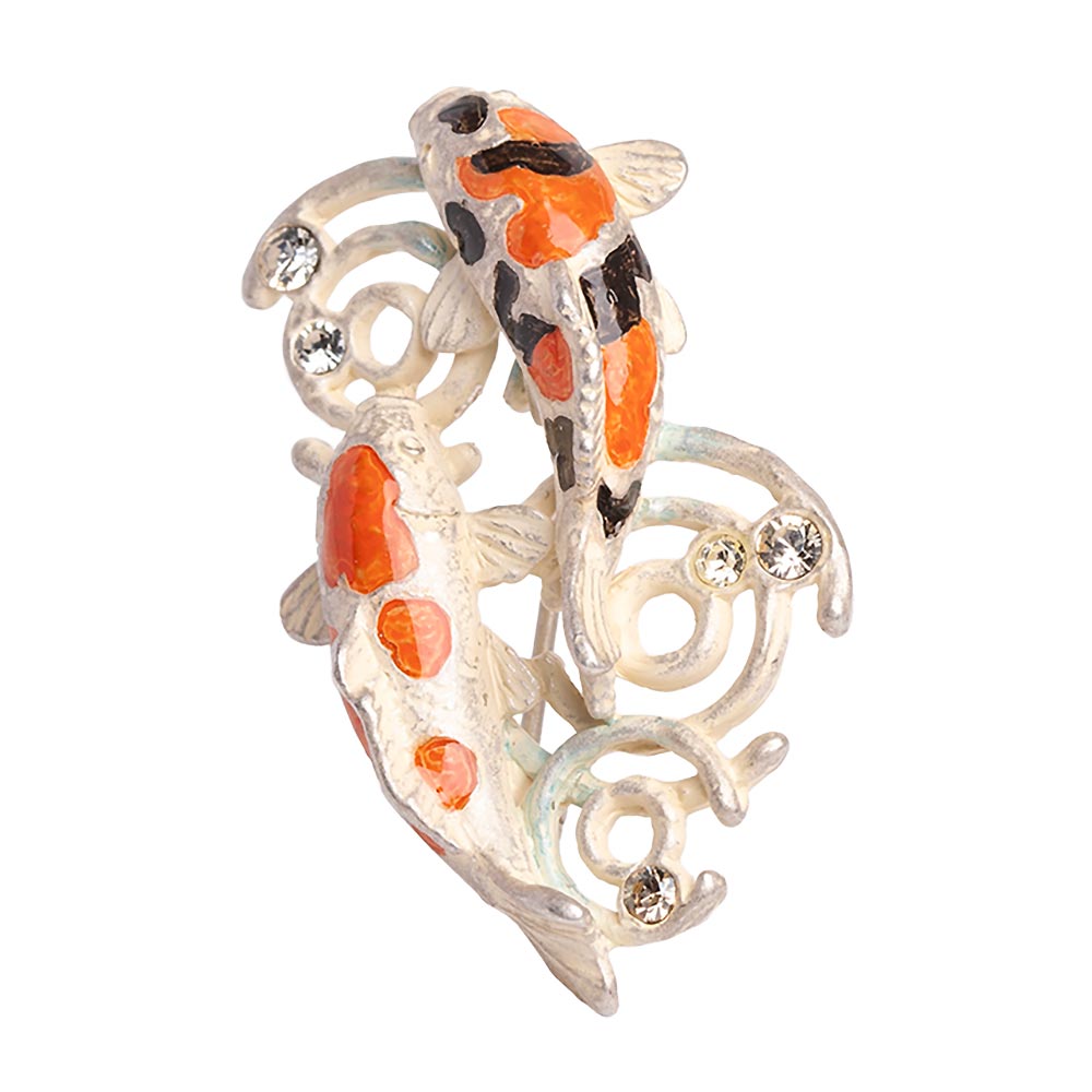 水面の錦 ブローチ：Palnart Poc（パルナートポック）水の中を優雅に泳ぐ錦鯉がデザインされたブローチ。立体的な造形が美しい錦鯉と、静かにゆらめく水面を文様のような水紋で表現した、魅力的なアクセサリーです。水紋には透き通った水の様子を...