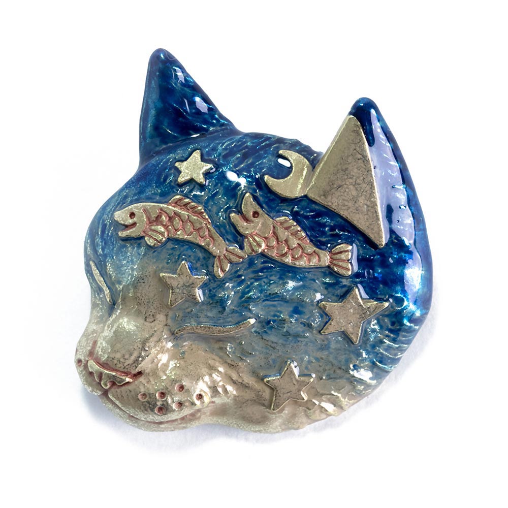 ブイヤベースナイト ブローチ：4F（フィーアエフ）Palnart Poc（パルナートポック）深い眠りについているネコが夢を見ている様子のブローチ。煌めく星空の下で魚たちが楽しそうに泳いでいます。ブローチの裏面にも元気よく飛び出してしまった魚...