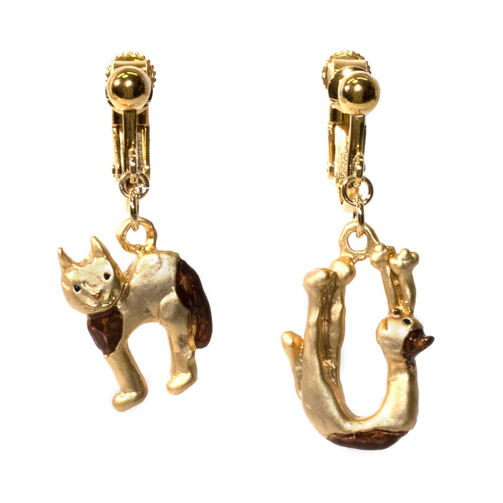 エヌ・ユー イヤリング ゴールド：4F（フィーアエフ）Palnart Poc（パルナートポック）しなやかなネコの体でアルファベットの「n」と「u」を描いたドロップタイプのイヤリングです。2匹の愛くるしい表情が動く度にゆらゆらと揺れて、お出掛...