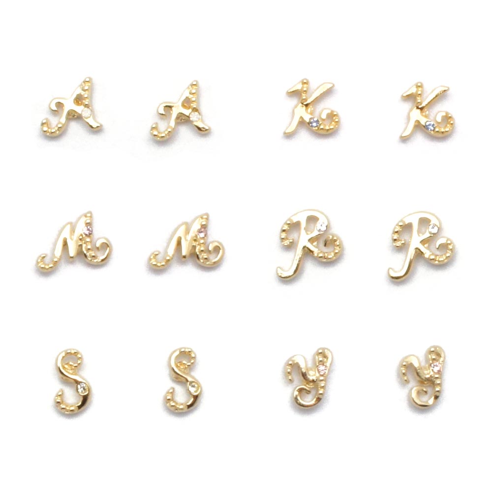 petit initial ピアス：zoule（ゾーラ）小さめのアルファベットをモチーフにしたアクセサリー。オン・オフ問わず使いやすいデザインです。プレゼントにも最適な商品です。サイズA・Y：横0.6×縦0.7cmM：横0.8×縦0.6cm...
