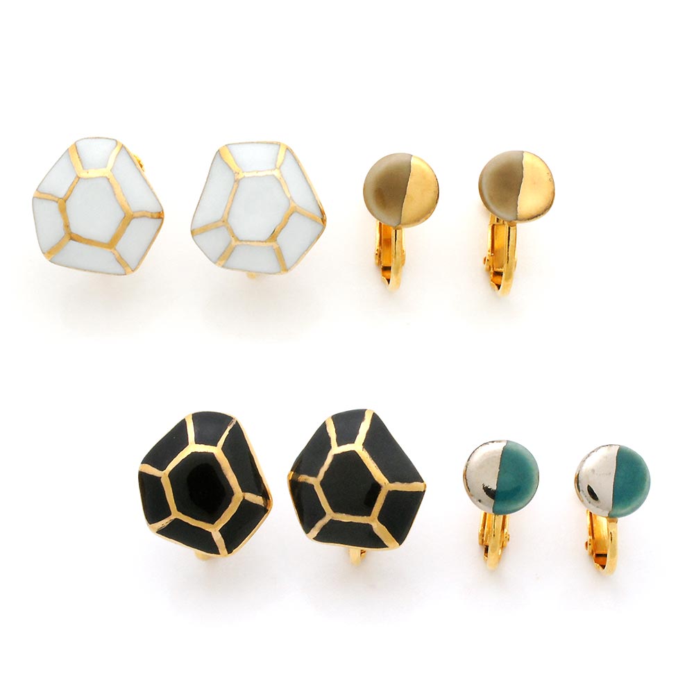 セラミック gem イヤリング：zoule（ゾーラ）特徴的な甲羅のようなデザインと、シンプルな丸型をシックなカラーで組み合わせたセットピアスです。左右で異なるデザインを組み合わせてみたり、その日のコーディネートや気分に合わせてお楽しみくださ...