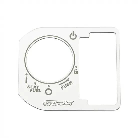 ■ご注文前に必ず下記ページをご確認ください。 ⇒「バイクパーツご購入に関する注意事項」 商品説明 ホンダ リード125(2025-)モデルに対応したキーシリンダーカバーです。 スマートキーシステム周りをスタイリッシュにドレスアップし、傷や汚...