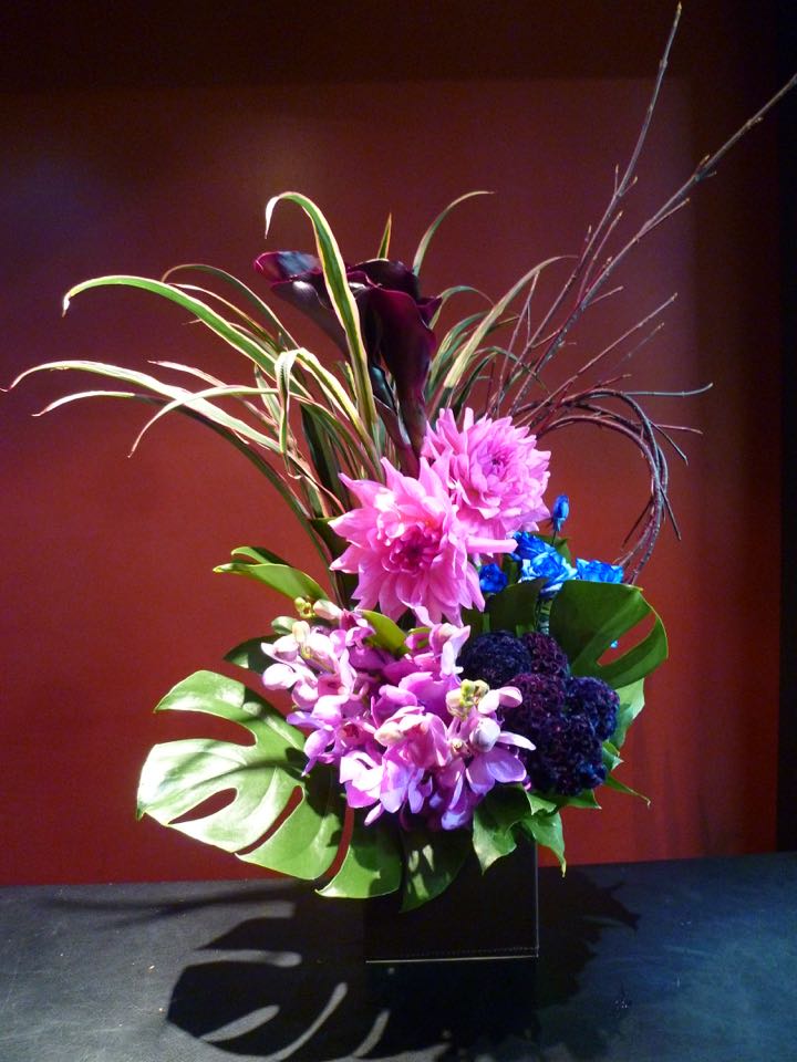 サイズ：横25~40cm ×高さ50~100cm (サイズは目安です。花材や商品で異なります。) 器は変更になる場合がございます。 花材：画像を元に色、イメージでお作り致します。 雰囲気は崩さず制作いたしますが、 入荷状況で花材変更がござい...