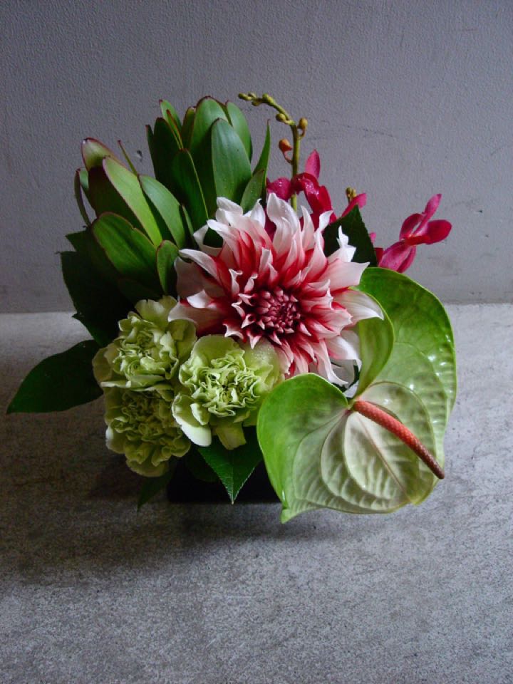 サイズ：横15~25cm ×奥行15~23cm×高さ25~45cm (サイズは目安です。花材や商品で異なります。) 器は変更になる場合がございます。 花材：画像を元に色、イメージでお作り致します。 雰囲気は崩さず制作いたしますが、 入荷状況...