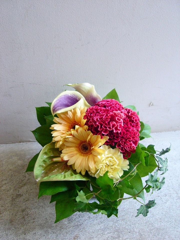 サイズ：横15~25cm ×奥行15~23cm×高さ25~45cm (サイズは目安です。花材や商品で異なります。) 器は変更になる場合がございます。 花材：画像を元に色、イメージでお作り致します。 雰囲気は崩さず制作いたしますが、 入荷状況...