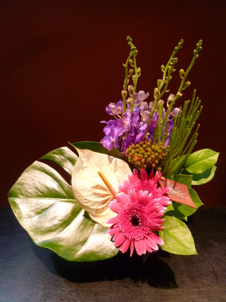 サイズ：横15~25cm ×奥行15~23cm×高さ25~45cm (サイズは目安です。花材や商品で異なります。) 器は変更になる場合がございます。 花材：画像を元に色、イメージでお作り致します。 雰囲気は崩さず制作いたしますが、 入荷状況...