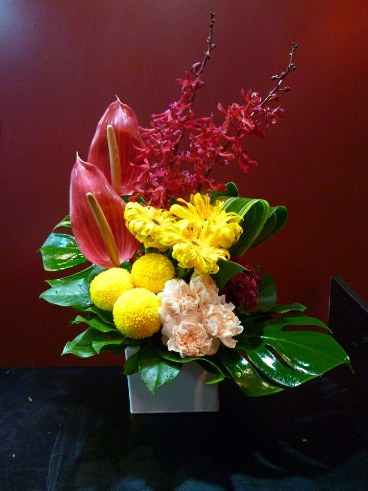 サイズ：横20~30cm ×奥行20~30cm×高さ30~60cm (サイズは目安です。花材や商品で異なります。) 器は変更になる場合がございます。 花材：画像を元に色、イメージでお作り致します。 雰囲気は崩さず制作いたしますが、 入荷状況...