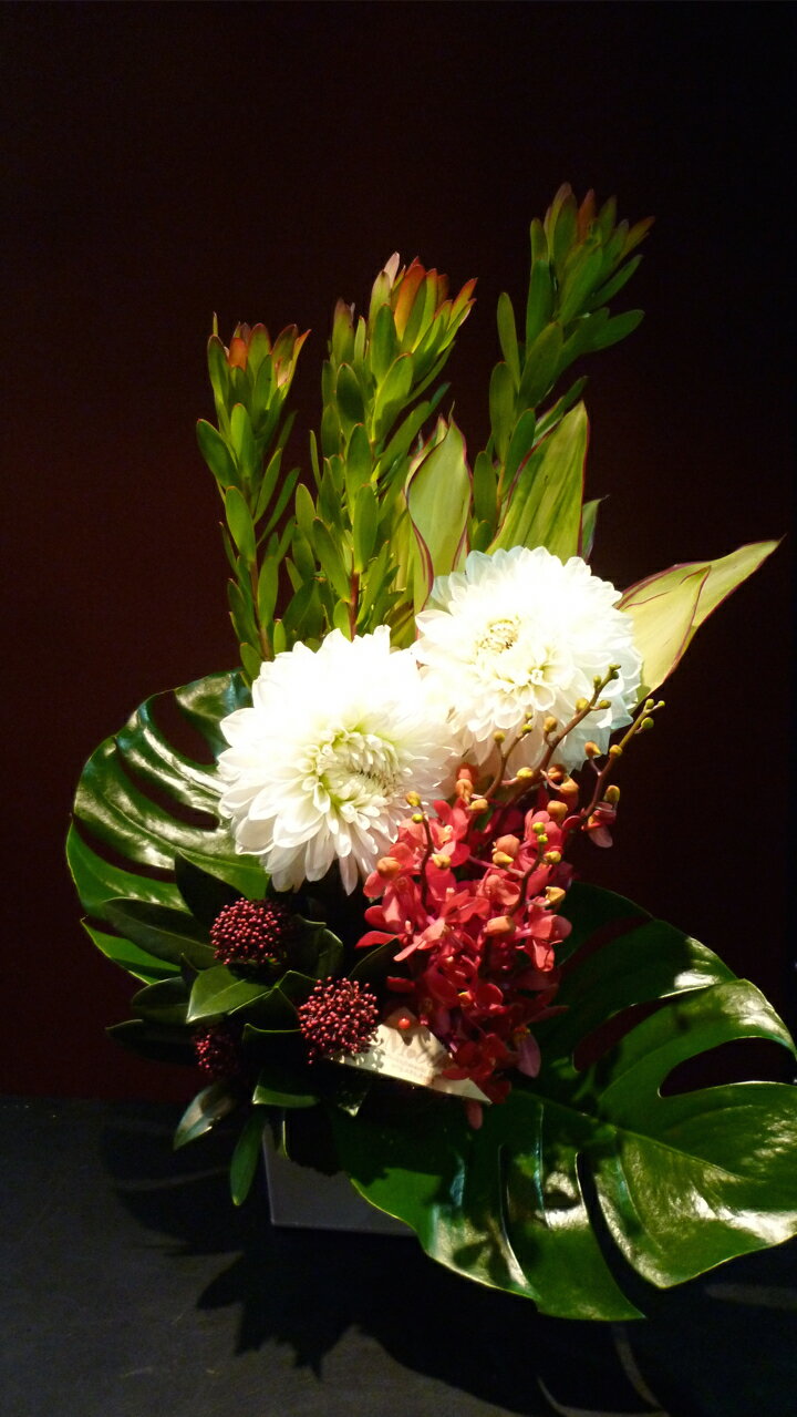 サイズ：横20~30cm ×奥行20~30cm×高さ30~60cm (サイズは目安です。花材や商品で異なります。) 器は変更になる場合がございます。 花材：画像を元に色、イメージでお作り致します。 雰囲気は崩さず制作いたしますが、 入荷状況...