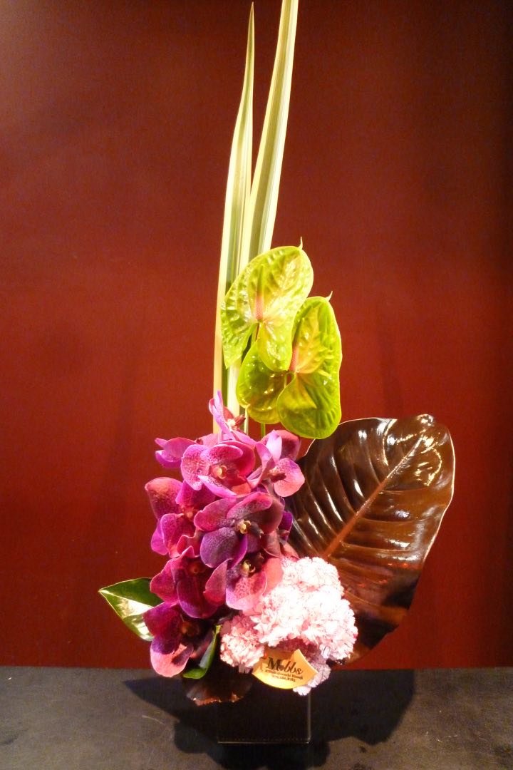 サイズ：横20~30cm ×奥行20~30cm×高さ30~60cm (サイズは目安です。花材や商品で異なります。) 器は変更になる場合がございます。 花材：画像を元に色、イメージでお作り致します。 雰囲気は崩さず制作いたしますが、 入荷状況...