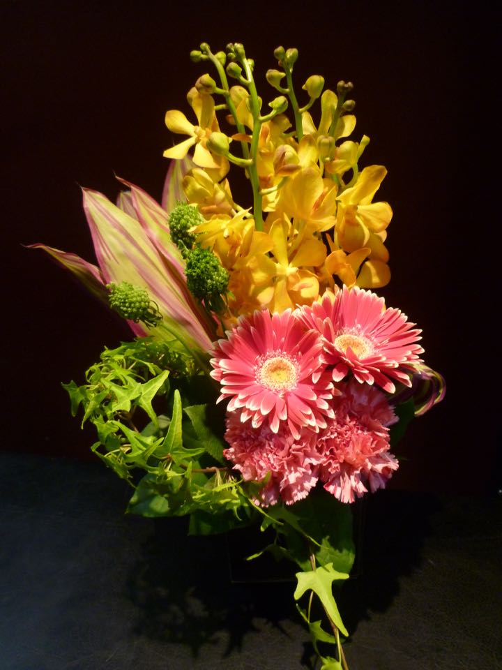 サイズ：横20~30cm ×奥行20~30cm×高さ30~60cm (サイズは目安です。花材や商品で異なります。) 器は変更になる場合がございます。 花材：画像を元に色、イメージでお作り致します。 雰囲気は崩さず制作いたしますが、 入荷状況...