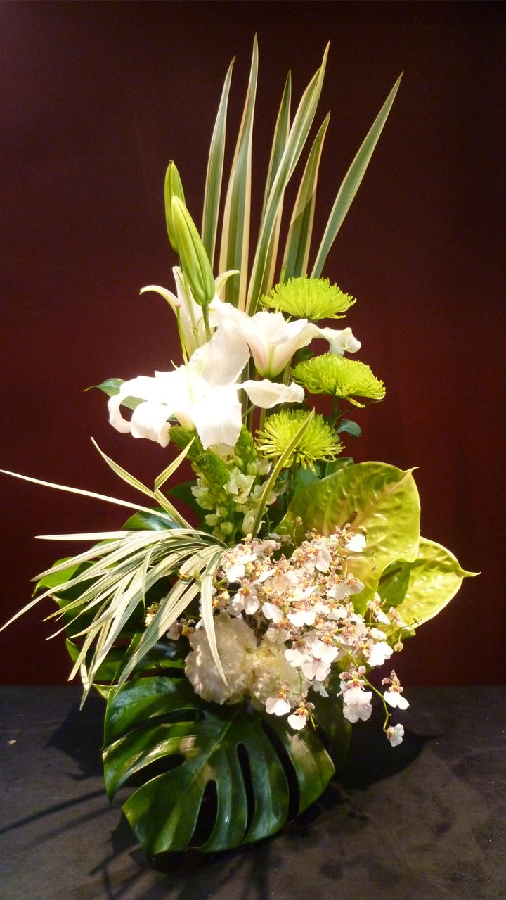 サイズ：横25~40cm ×高さ40~90cm (サイズは目安です。花材や商品で異なります。) 器は変更になる場合がございます。 花材：画像を元に色、イメージでお作り致します。 雰囲気は崩さず制作いたしますが、 入荷状況で花材変更がございま...